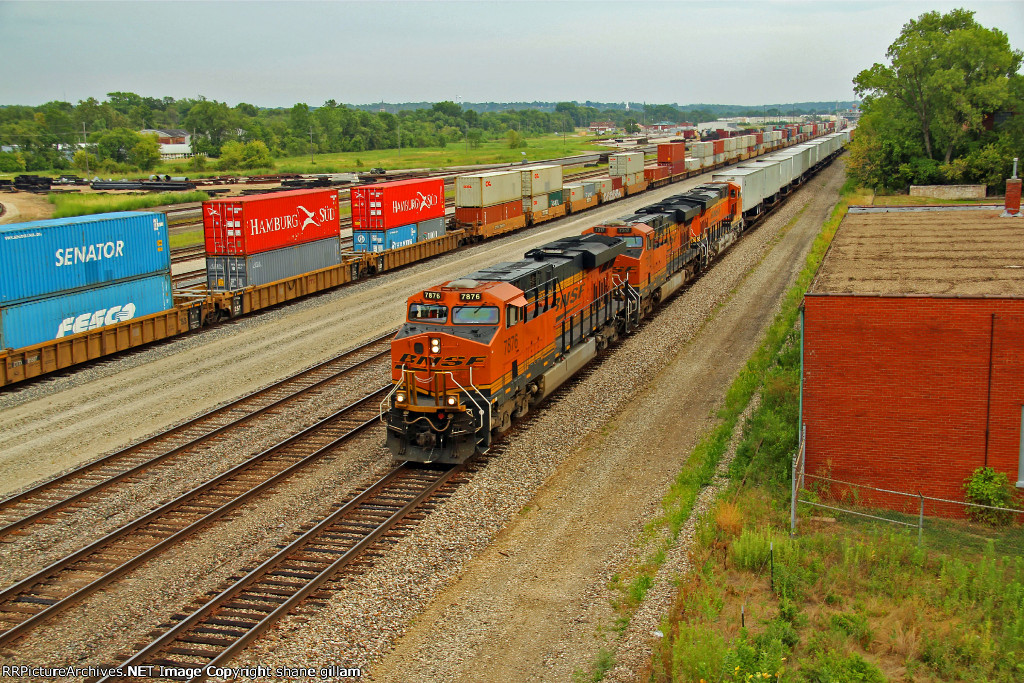 BNSF 7876 rocks a Wb z train out of the yard.